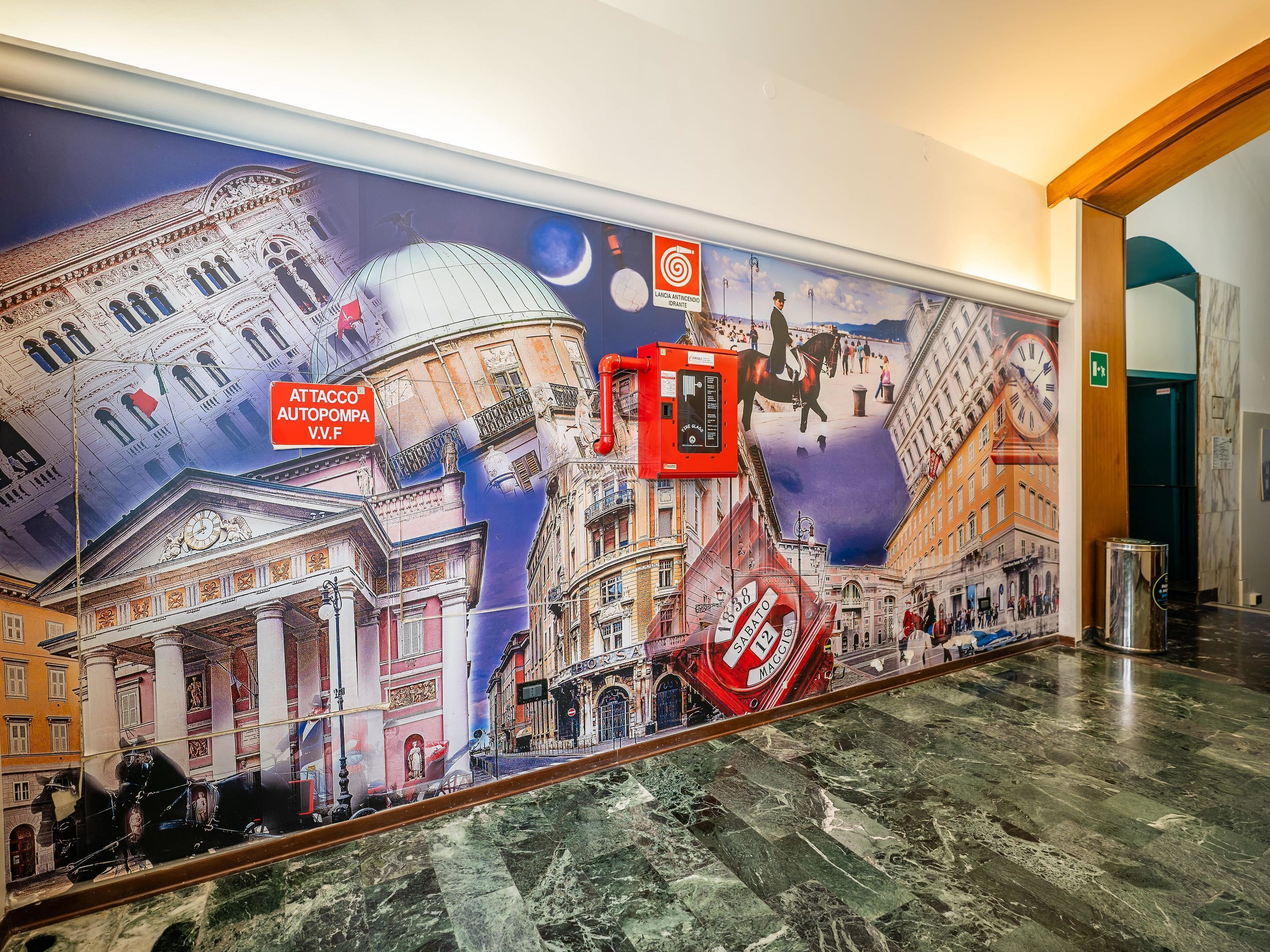 Um mural com elementos arquitetônicos e um relógio.