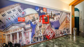 Um mural com elementos arquitetônicos e um relógio.