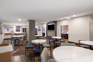 Café da manhã completo grátis todos os dias