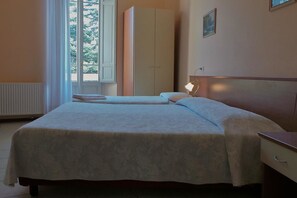 Frigobar, escrivaninha, berços (sobretaxa)