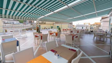 Café da manhã com buffet grátis todos os dias