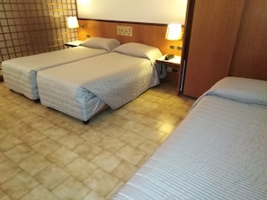 Minibar, cofre no quarto, secretária, cortinas/cortinados opacos 