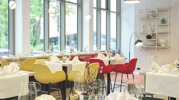 Serviço de café da manhã, almoço, jantar; restaurante ao ar livre