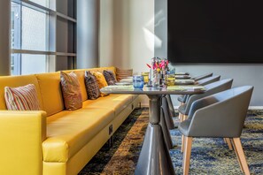 Serviço de café da manhã, almoço, jantar; restaurante ao ar livre