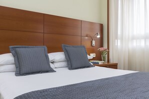 Cofre no quarto, secretária