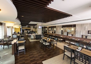 2 restaurantes: opção de café da manhã, almoço e jantar