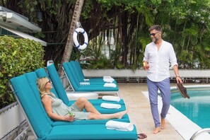 Piscina externa, funciona das 7h30 às 19h30, espreguiçadeiras