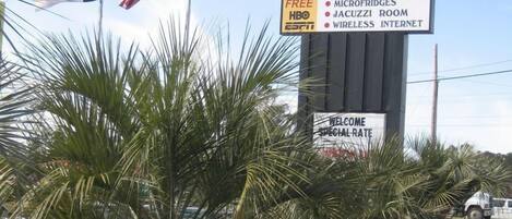 Placa do Sunset Inn com comodidades como HBO gratuito, micro-geladeiras, sala de hidromassagem e internet sem fio.