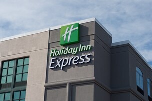 Placa do Holiday Inn Express em um prédio.