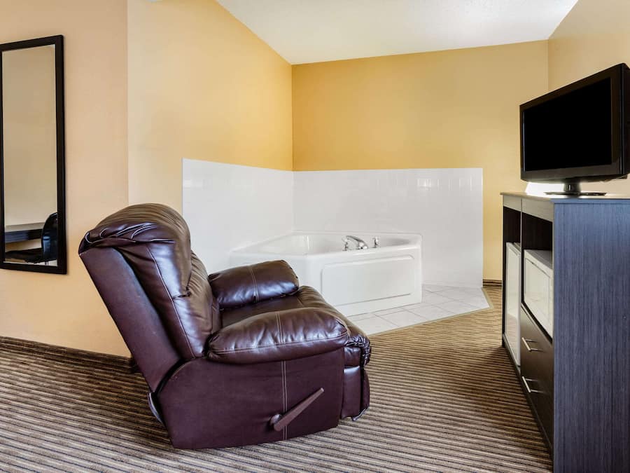 Suite Deluxe, 1 cama king-size, não fumadores | Secretária, cortinas/cortinados opacos, ferro/tábua de engomar