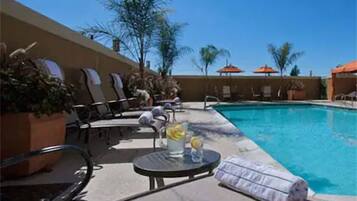 Piscina exterior, espreguiçadeiras