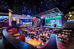 9 restaurantes: servem almoços e jantares