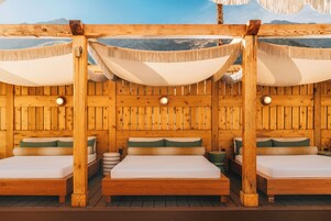 Piscina exterior, da(s) 8:00 à(s) 22:00, toldos (sobretaxa) 