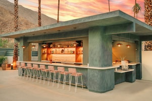 Bar junto à piscina