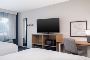 Quarto, 2 camas Queen | Escrivaninha, ferros/tábuas de passar roupa, Wi-Fi de cortesia