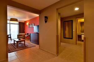 Minibar, cofre com capacidade para portátil, secretária 