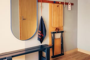 Queen room for 2 persons | Cofre no quarto, cortinas/cortinados opacos, Wi-fi grátis