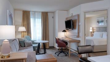 Suíte, 1 cama King | Escrivaninha, cortinas blackout, ferros/tábuas de passar roupa