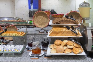 Café da manhã com buffet grátis todos os dias