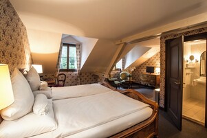 Deluxe double room with forest view | Roupa hipoalergénica, cofre no quarto, com mobília individualizada 