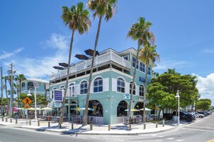 2 restaurantes, com serviço de almoço e jantar; frutos do mar