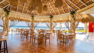 2 restaurantes, pequenos-almoços servidos