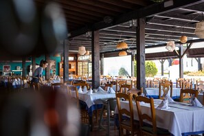 3 restaurantes: servem pequenos-almoços, almoços e jantares