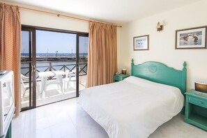 Apartamento Superior, 3 quartos, vista para a praia | Edredões de penas, cofre no quarto, ferro/tábua de engomar 