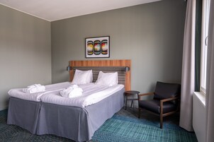 Quarto Twin Standard | Secretária, cortinas/cortinados opacos, roupa de cama fornecida 