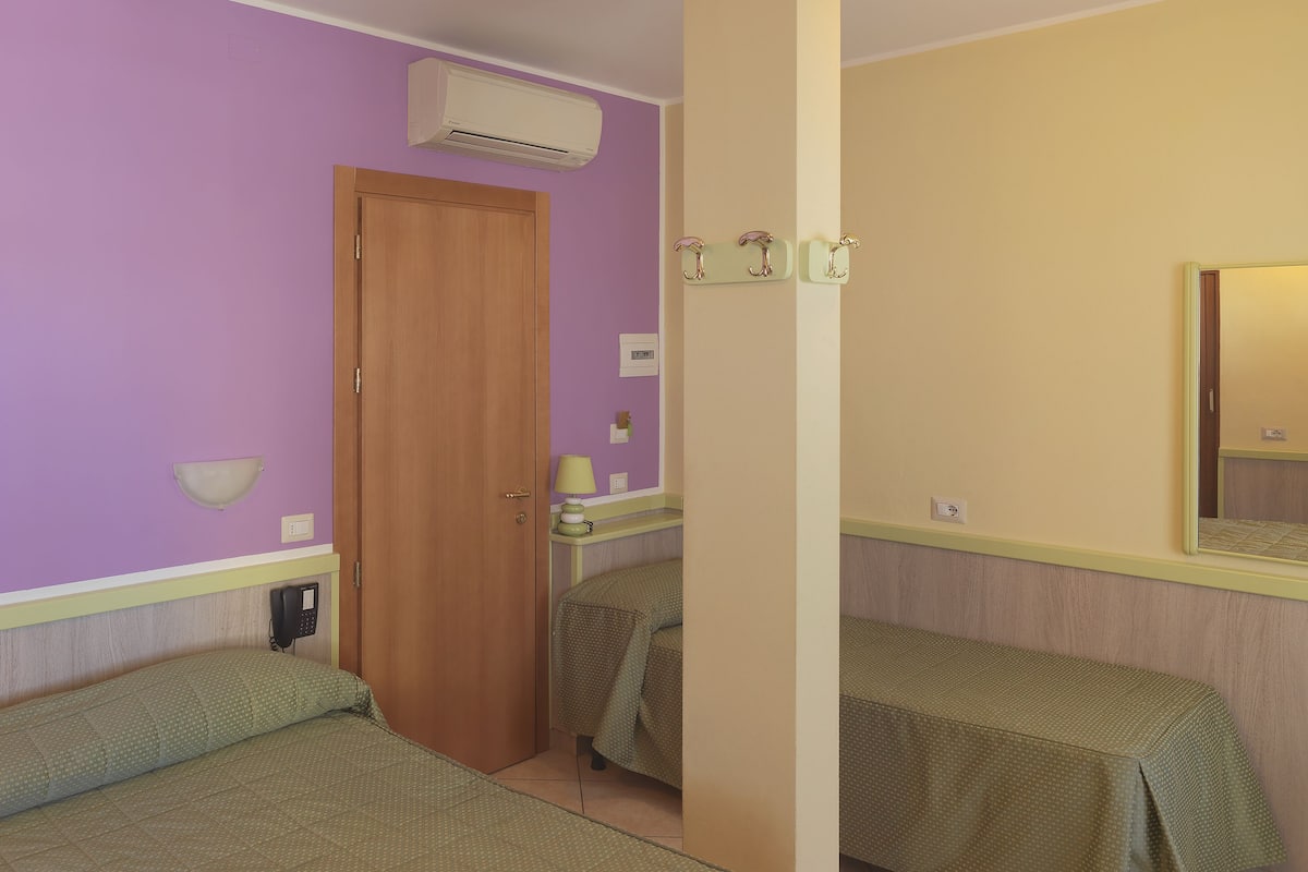 Quarto standard, 2 camas de solteiro | Frigobar, cofres nos quartos, escrivaninha, Wi-Fi de cortesia