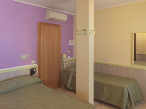 Quarto Standard, 2 camas individuais | Minibar, cofre no quarto, secretária, Wi-fi grátis 