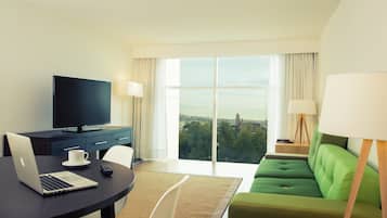 Cofres nos quartos, escrivaninha, cortinas blackout