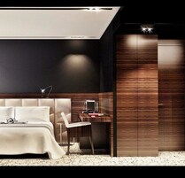Quarto moderno com cama grande, escrivaninha e guarda-roupa.