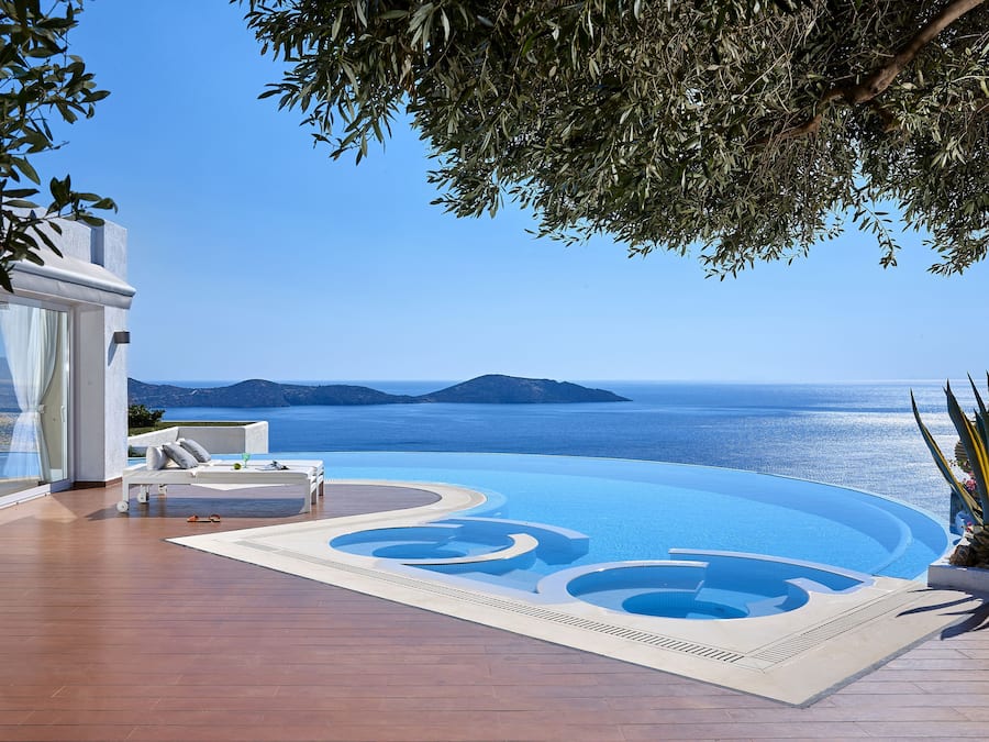 Piscina exterior, guarda-sóis, espreguiçadeiras