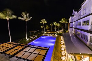 Piscina exterior, espreguiçadeiras 