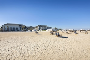 Na praia, praia de areia branca, toalhas de praia 