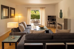 Villa Premium | Sala de estar | TV de ecrã plano 