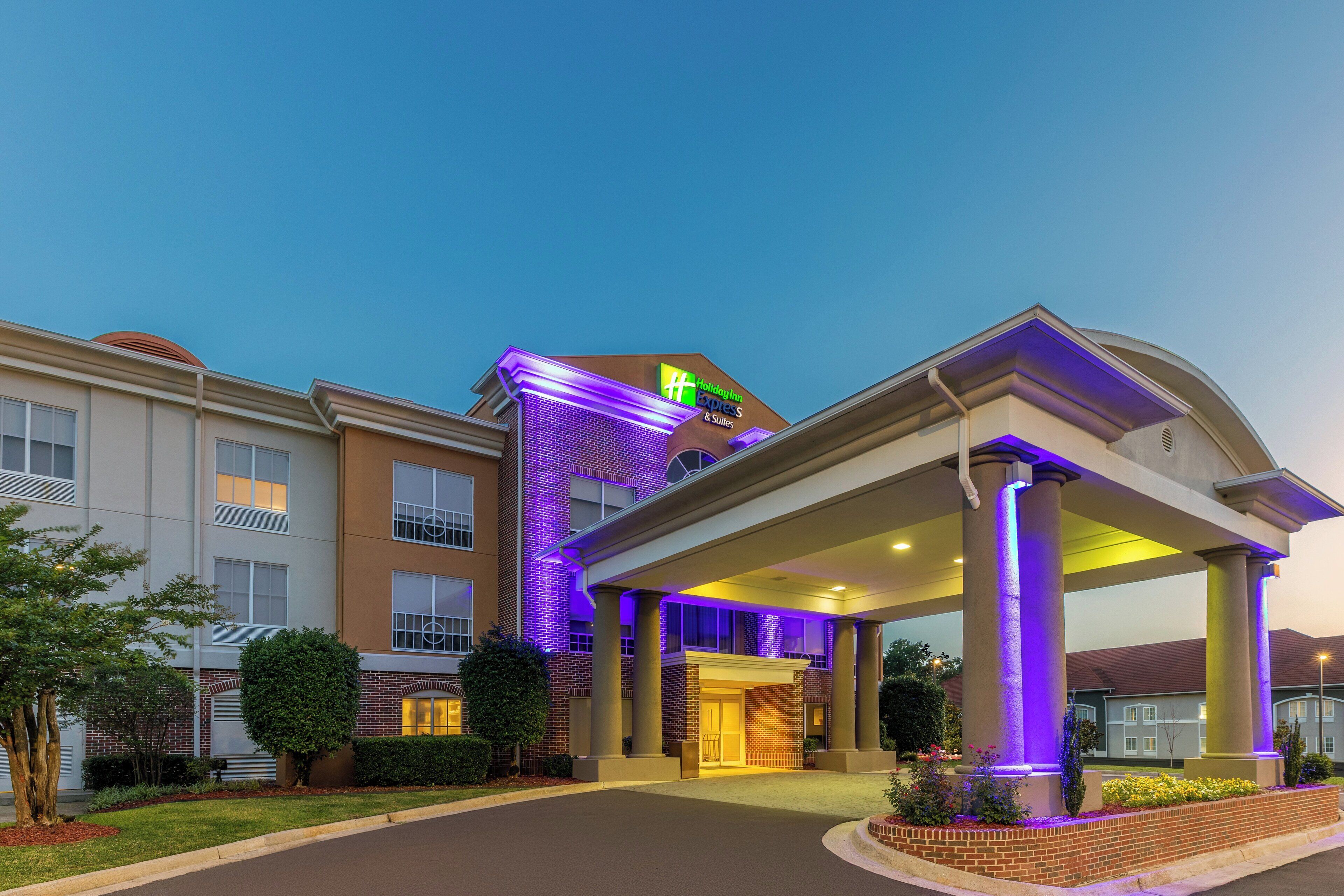 Um hotel Holiday Inn Express com entrada coberta e fachada de tijolos.