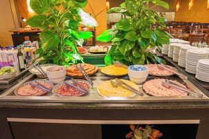 Pequeno-almoço tipo buffet diário (71.5 BRL por pessoa) 