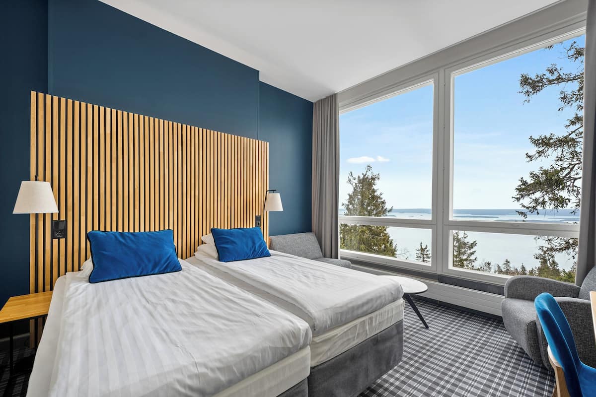 Quarto Superior, 1 cama king-size (Extra bed possible) | Cortinas/cortinados opacos, ferro/tábua de engomar, berço de viagem