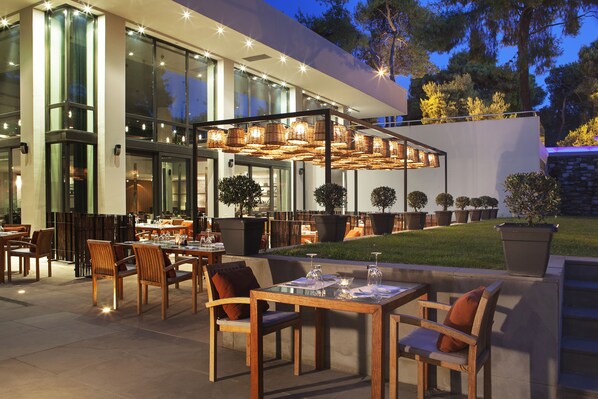 Pequenos-almoços, almoços, jantares servidos, com vista para o jardim 