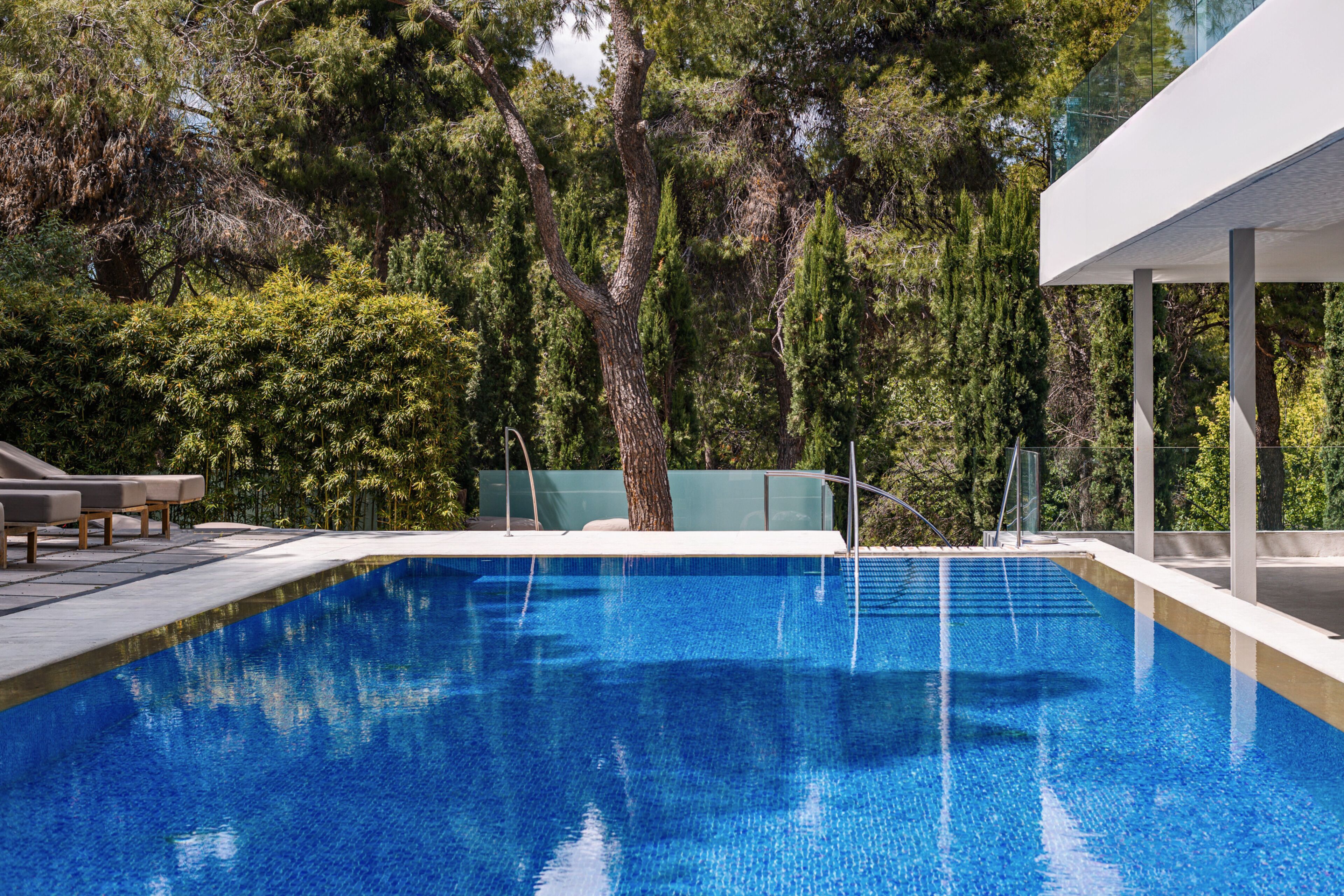 2 piscinas exteriores, guarda-sóis, espreguiçadeiras 