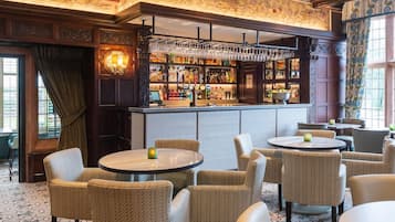 2 restaurantes: servem almoços e jantares