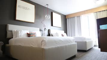 Escrivaninha, cortinas blackout, ferros/tábuas de passar roupa