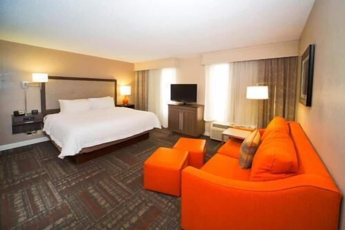 Roupas de cama premium, cofres nos quartos, escrivaninha