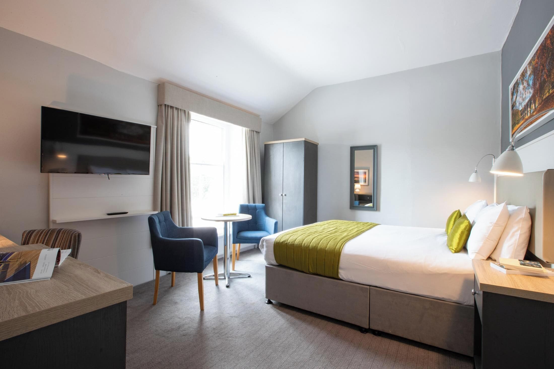 Quarto Duplo Standard, vista para o rio | Secretária, ferro/tábua de engomar, Wi-fi grátis 