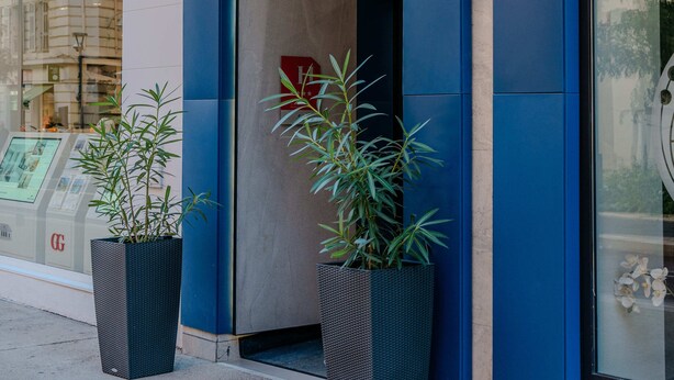 Entrada de um hotel com uma placa que diz 'UNIVERS'.