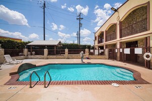 Piscina exterior, espreguiçadeiras 