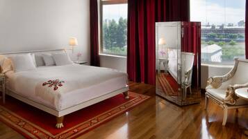 Estúdio, 1 cama king-size | Lençóis de algodão egípcio, roupa de alta qualidade, minibar