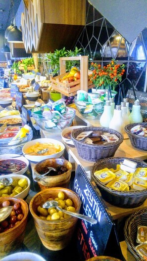 Buffet com diversos alimentos e bebidas.